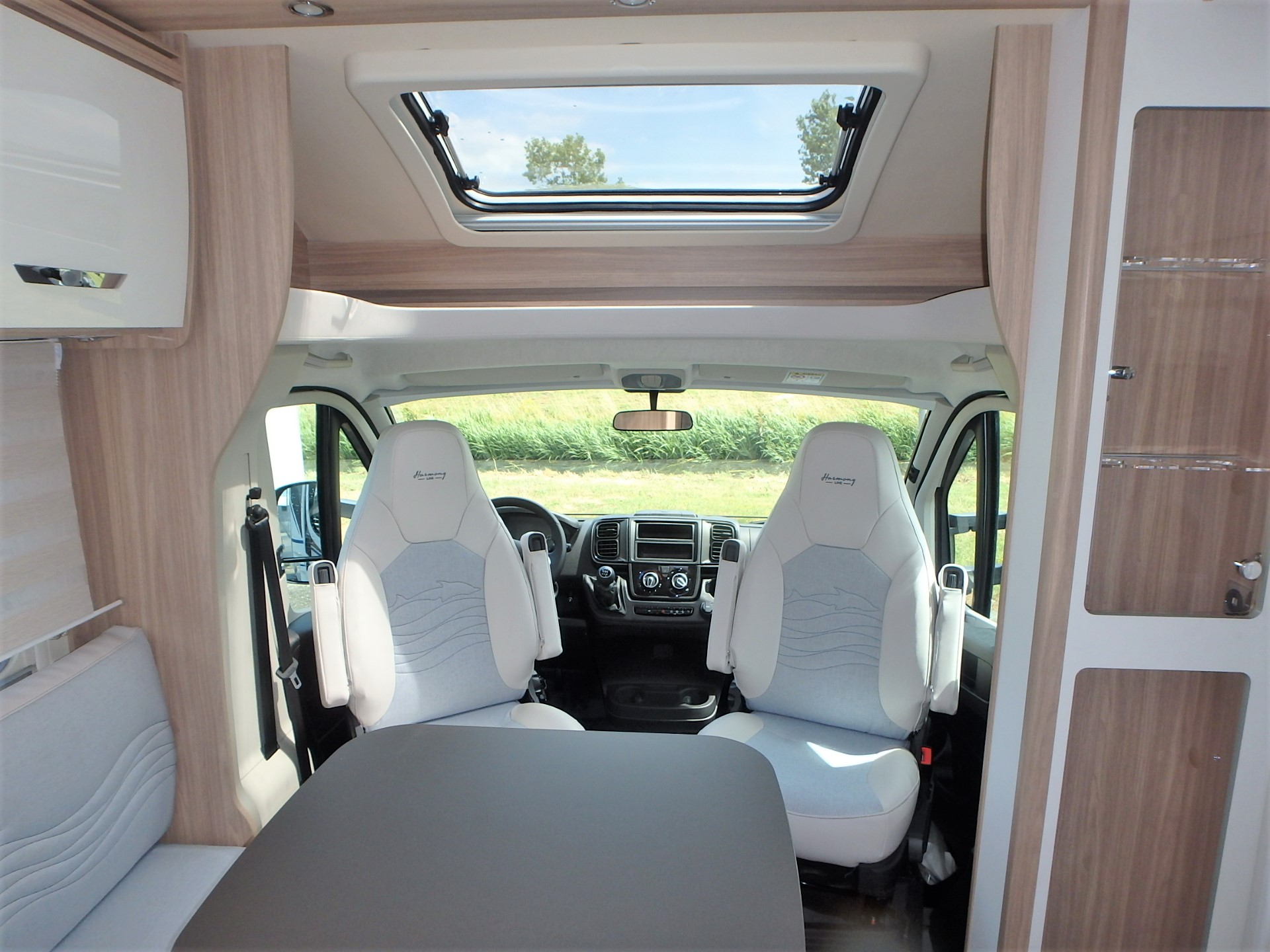 BURSTNER - DELFIN T 690G HARMONY-LINE - Eurotrek Campers Coevorden ...