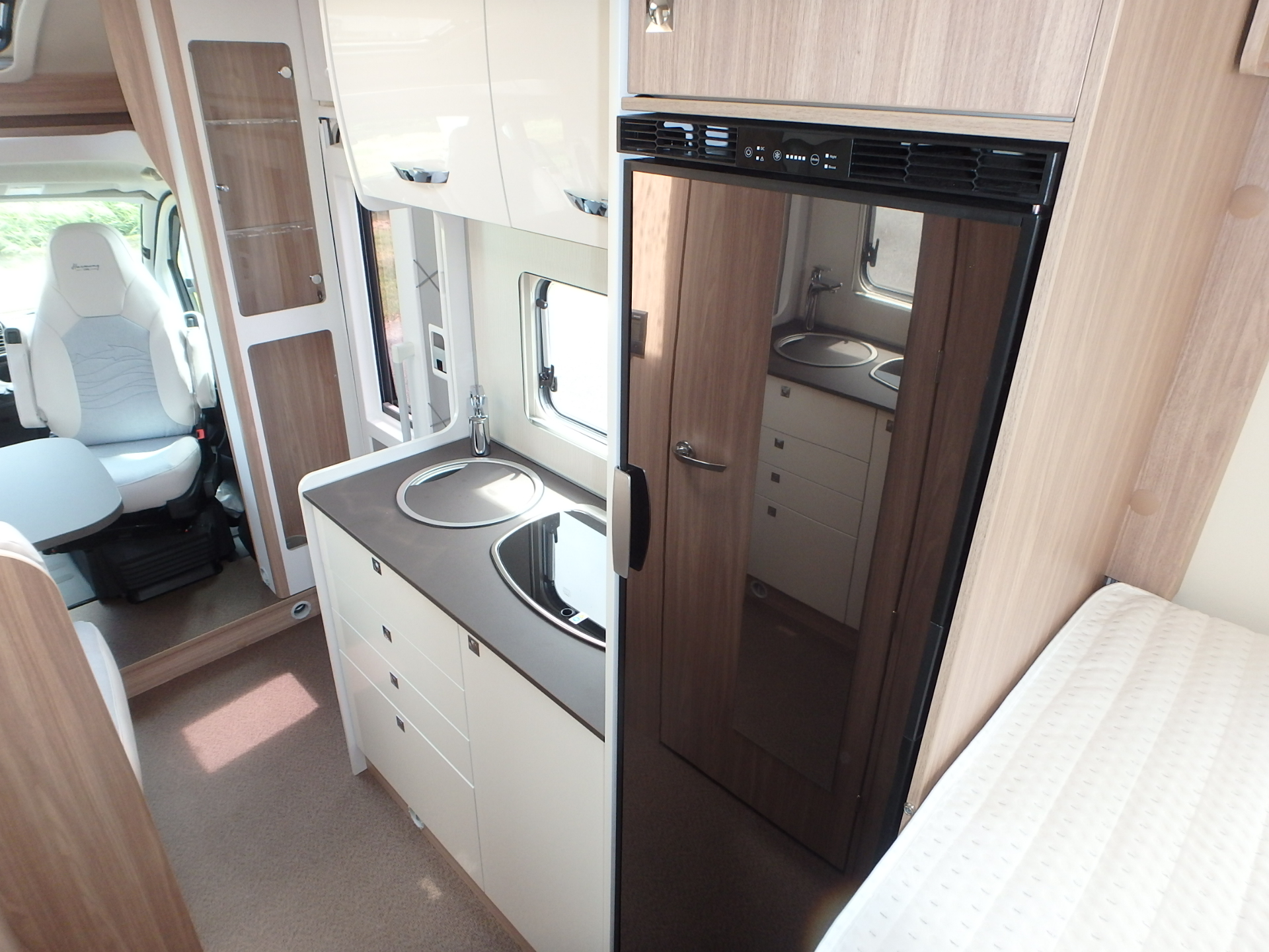 BURSTNER - DELFIN T 690G HARMONY-LINE - Eurotrek Campers Coevorden ...